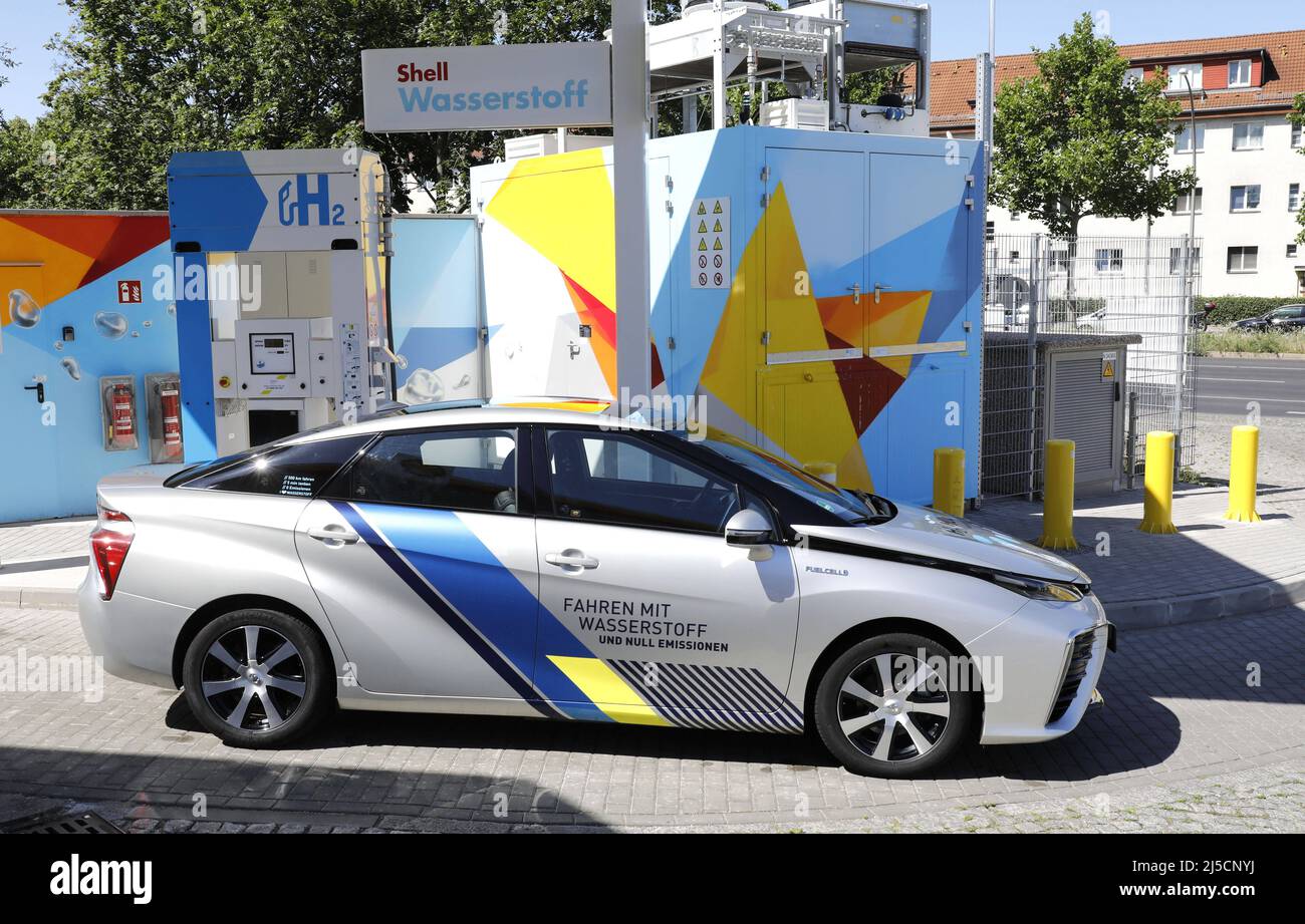 Berlin, DEU, 23.06.2020 - Refueling of a Toyota Mirai at a Shell AG ...