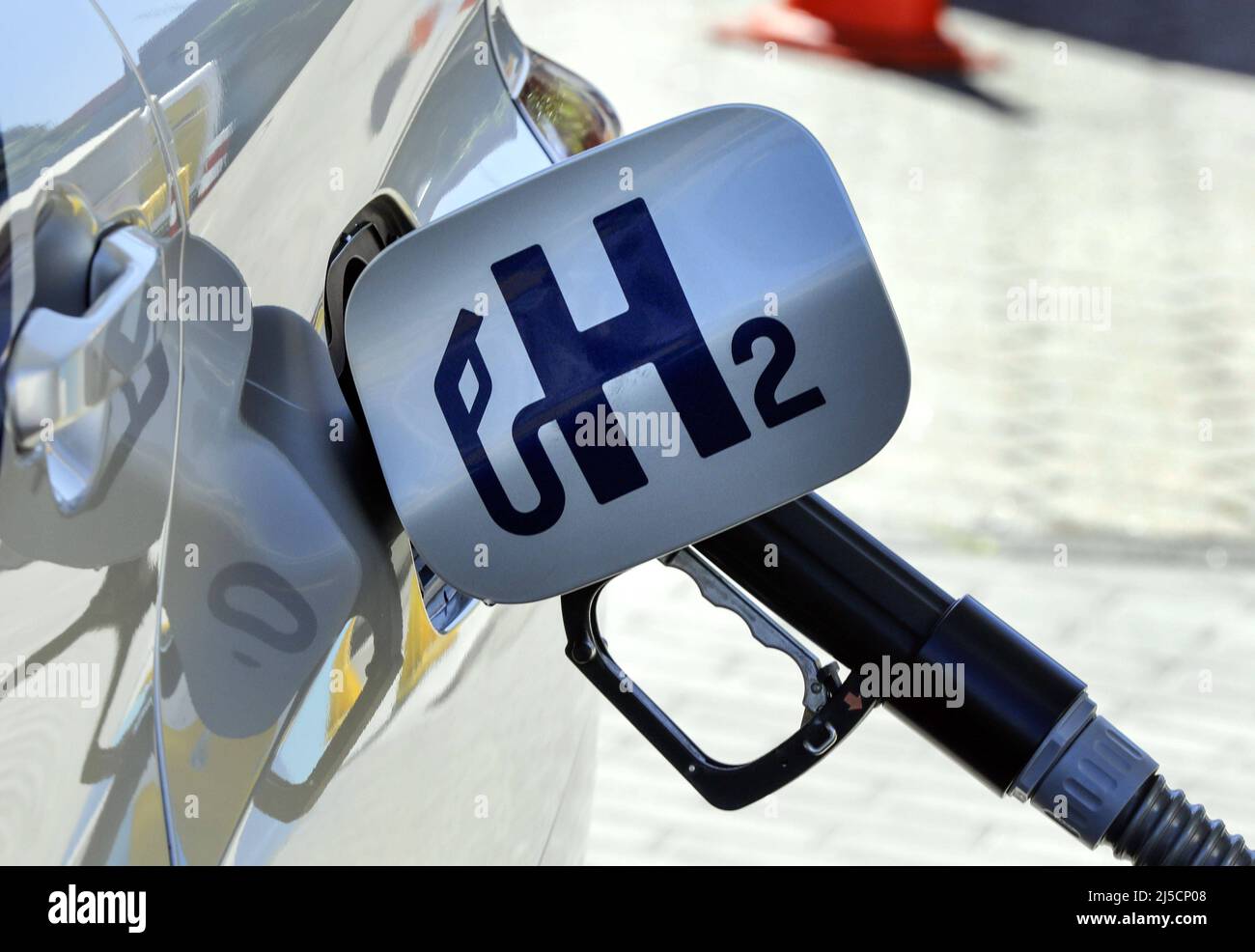 Hydrogen refueling stations hi-res stock photography and images - Alamy