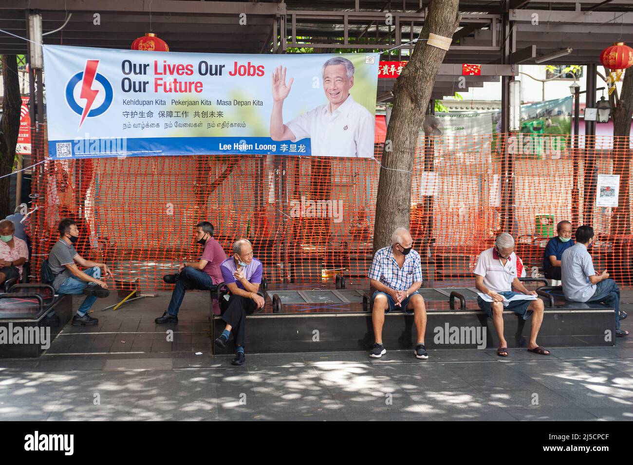 07/06/2020, Singapore, Republic of Singapore, Asia - Men sit under an ...