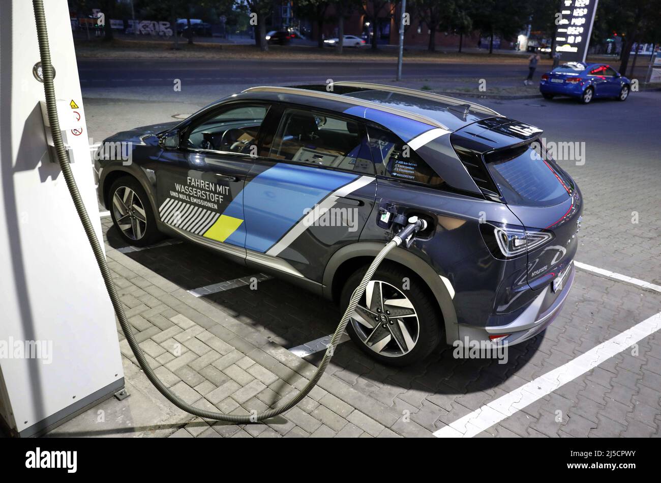 Berlin, DEU, 18.08.2020 - Refueling of a Hyundai NEXO fuel cell vehicle ...