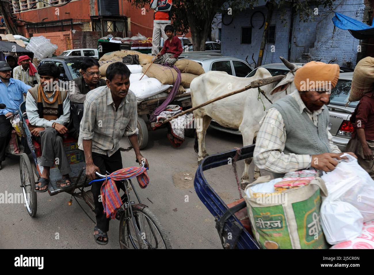Busy street in north india hi-res stock photography and images - Alamy