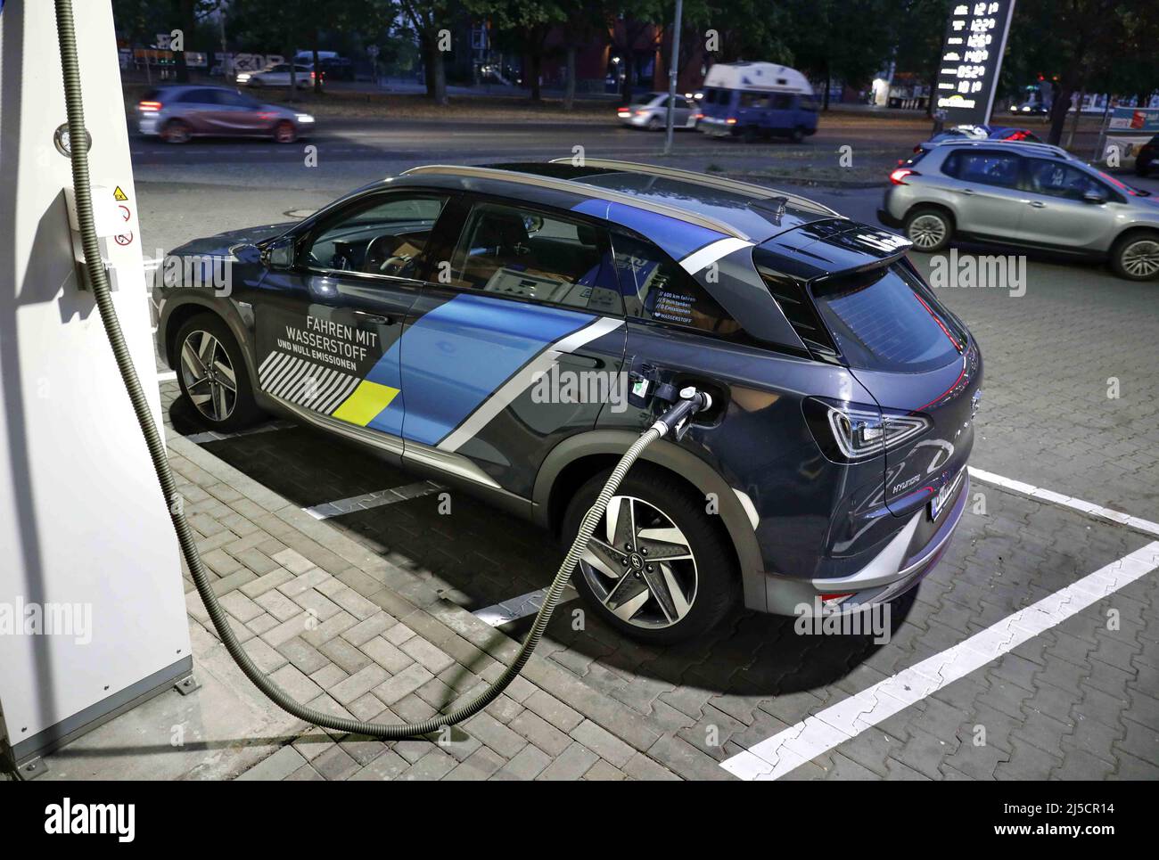 Berlin, DEU, 18.08.2020 - Refueling of a Hyundai NEXO fuel cell vehicle ...