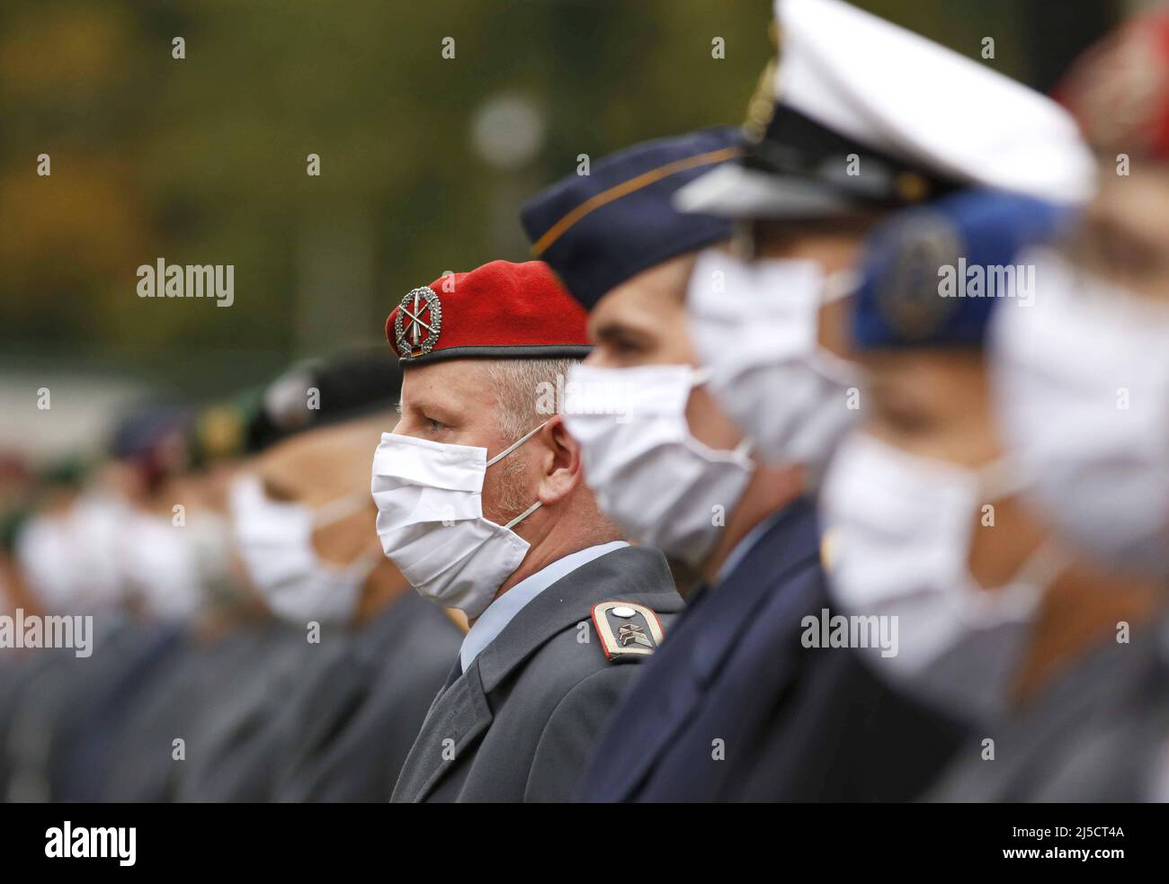 Berlin, DEU, 10/15/2020 - Soldiers of the German Armed Forces wear ...