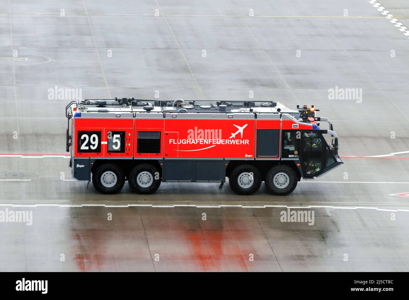 Fire engine of the airport fire department hi-res stock photography and ...