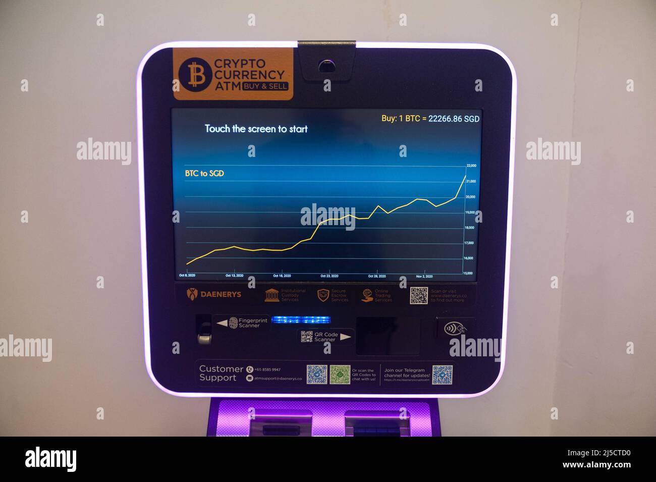 Currency in vending machine hi-res stock photography and images - Alamy