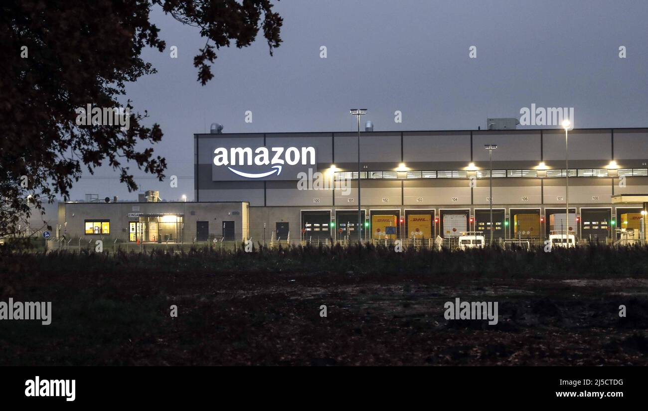 Amazon logistics center hi-res stock photography and images - Alamy