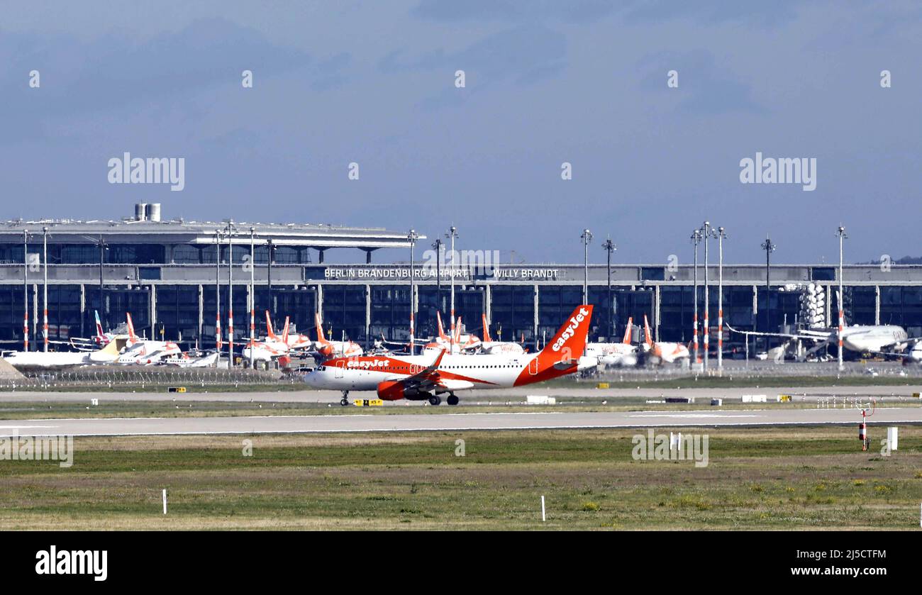 Berlin, DEU, 04.11.2020 - With the first landings of passenger aircraft ...