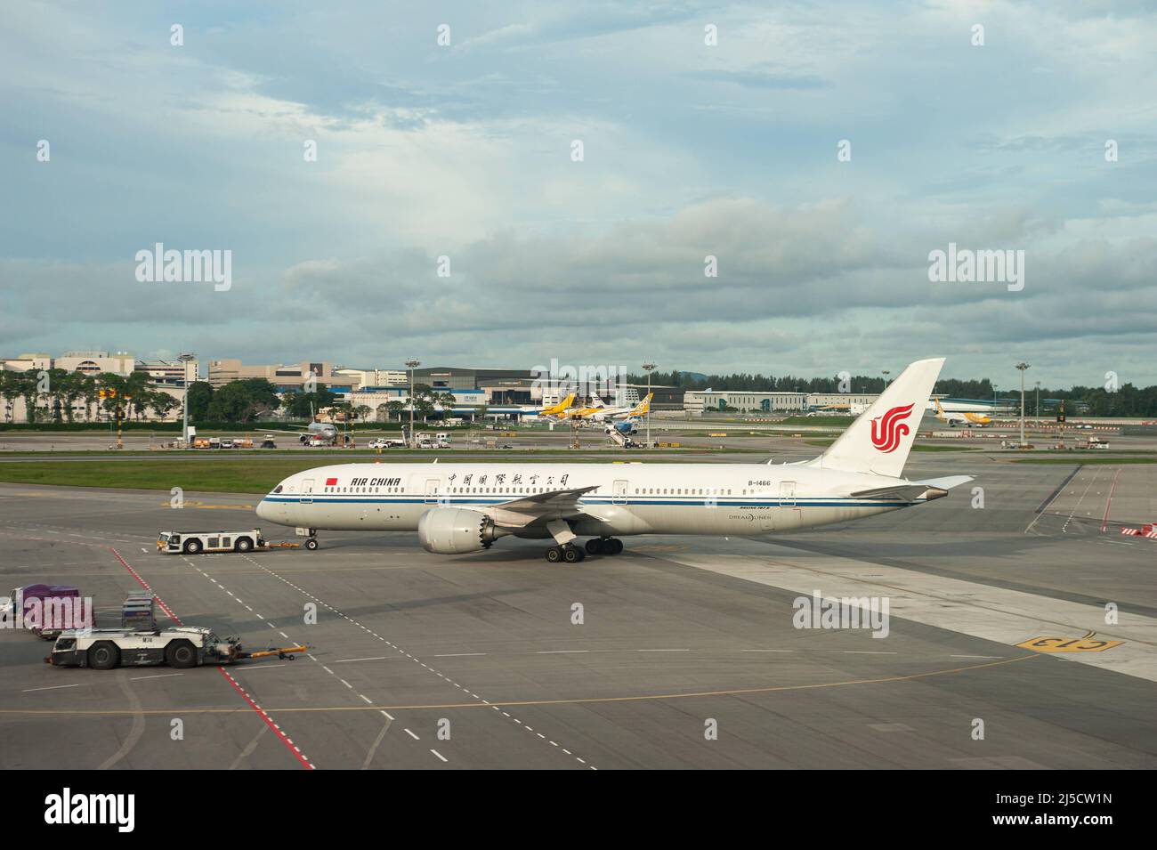 787 dreamliner at singapore hi-res stock photography and images - Alamy