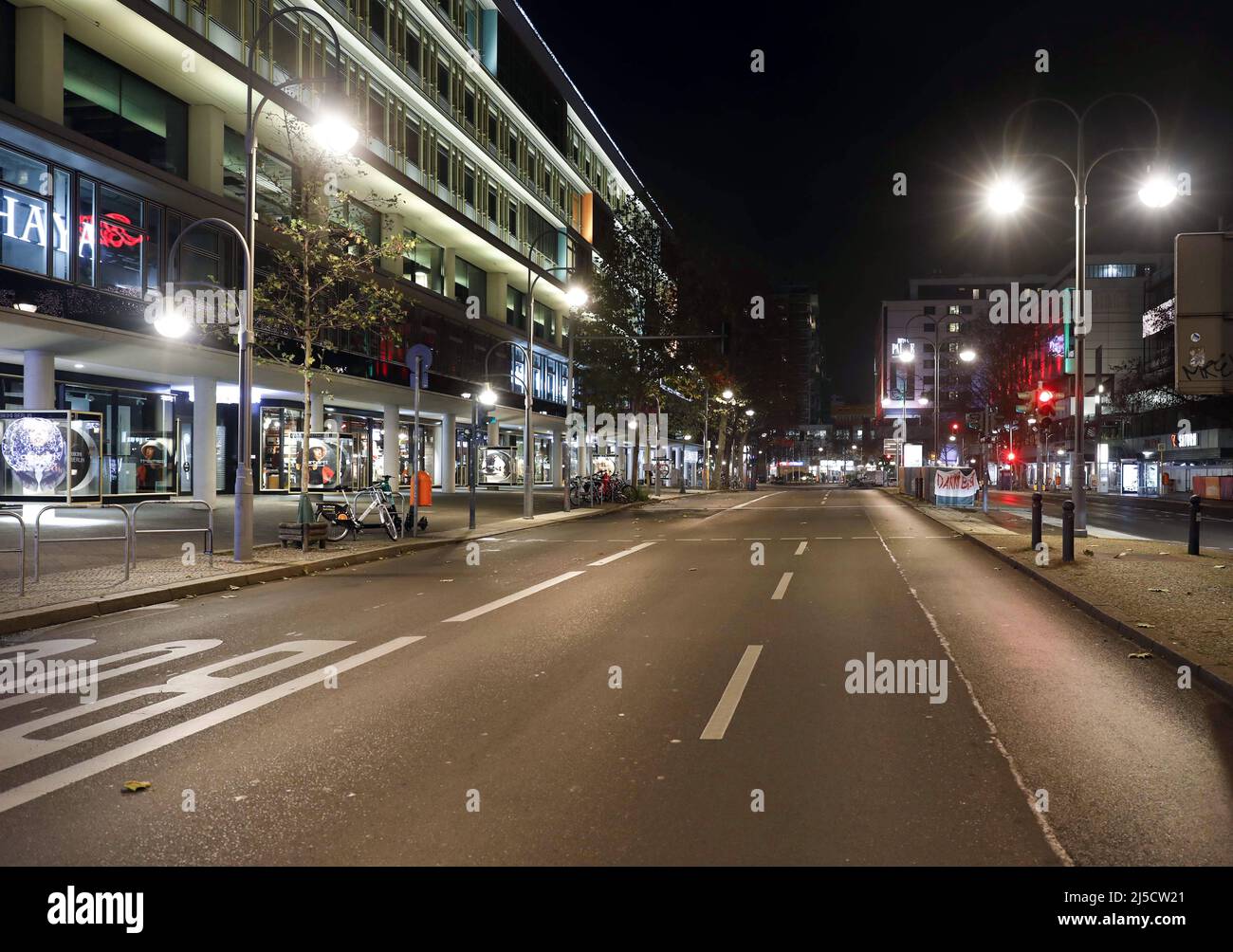 Berlin, DEU, 16.12.2020 - Lockdown, Germany shuts down. Empty ...