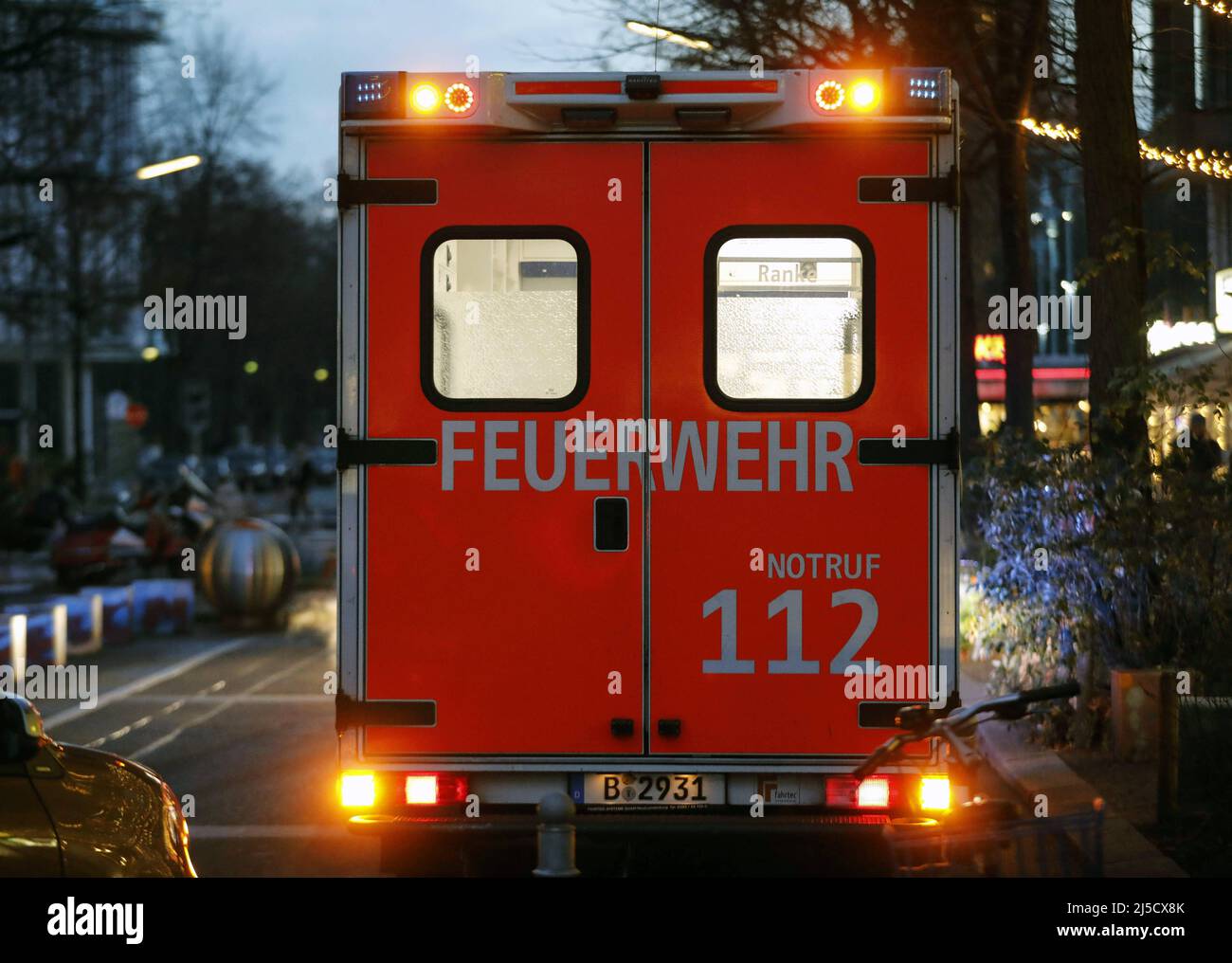 Emergency medicine ambulance rescue workers hi-res stock photography ...