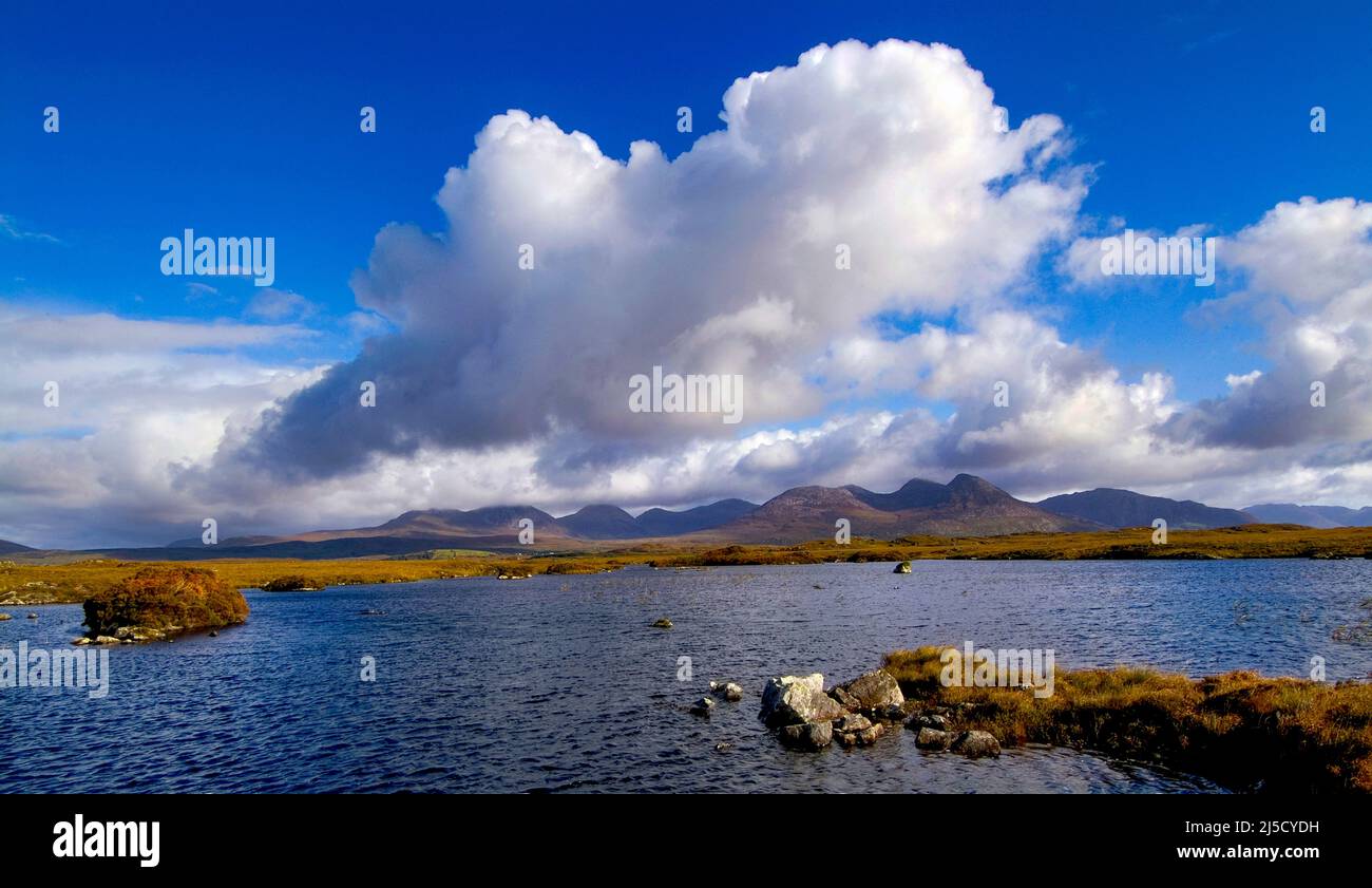 Roundstone bog connemara hi-res stock photography and images - Alamy