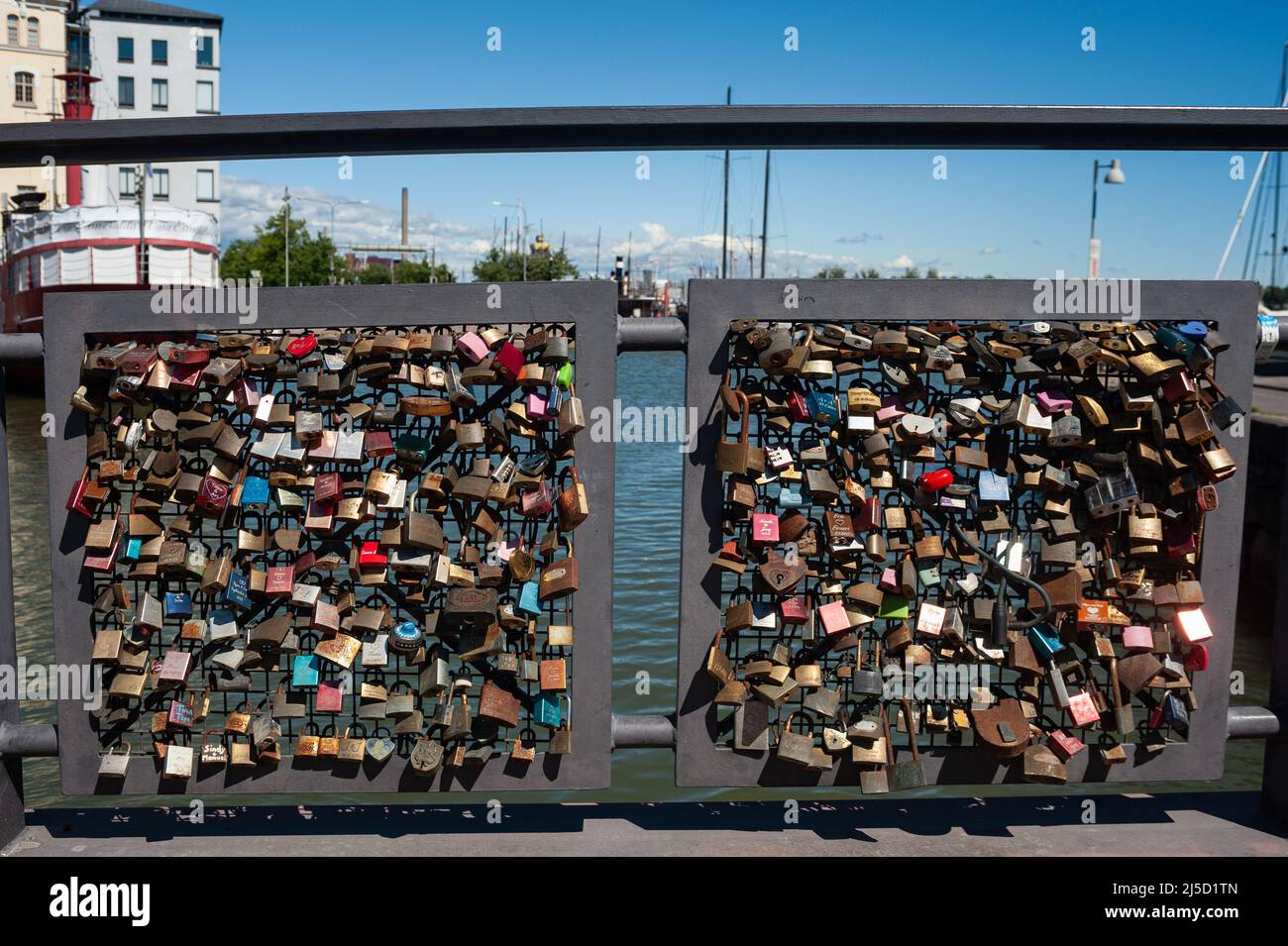 Metal grate bridge hi-res stock photography and images - Alamy