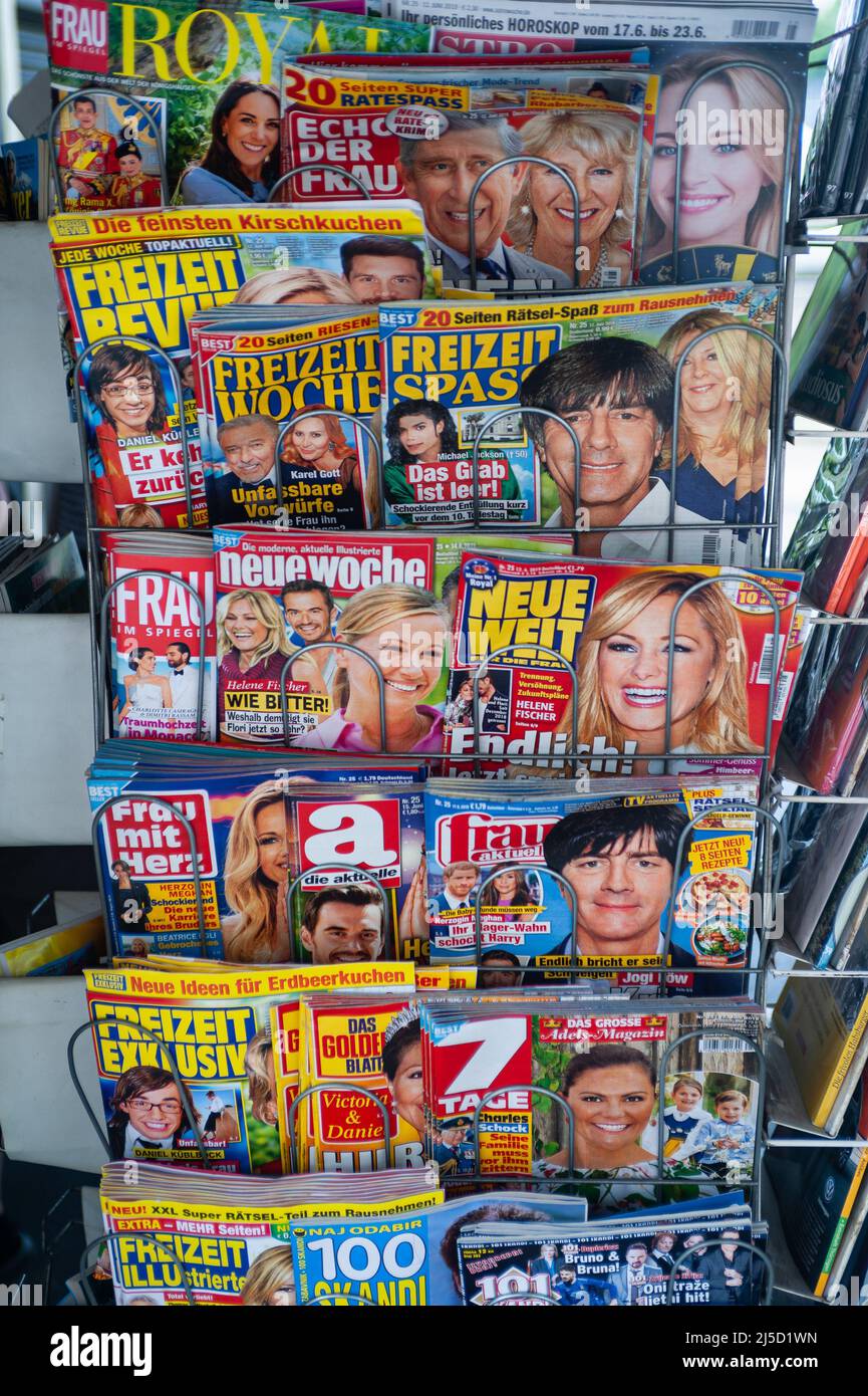 Illustrated magazines hi-res stock photography and images - Alamy