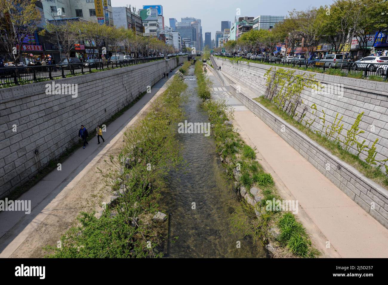 Cheonggyecheon river korea expressway hi-res stock photography and ...