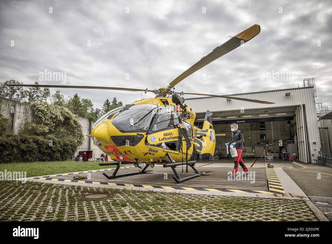 Doctor helicopter mountain hi-res stock photography and images - Alamy