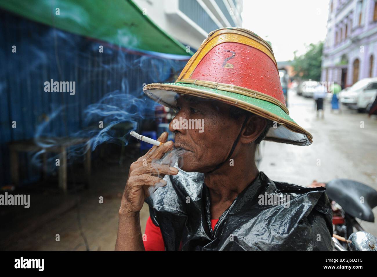Rickshaw driver smoking hi-res stock photography and images - Alamy