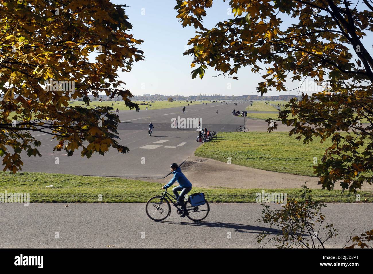 Berlin, 28.10.2021 - Cyclists and walkers enjoy a sunny day at ...