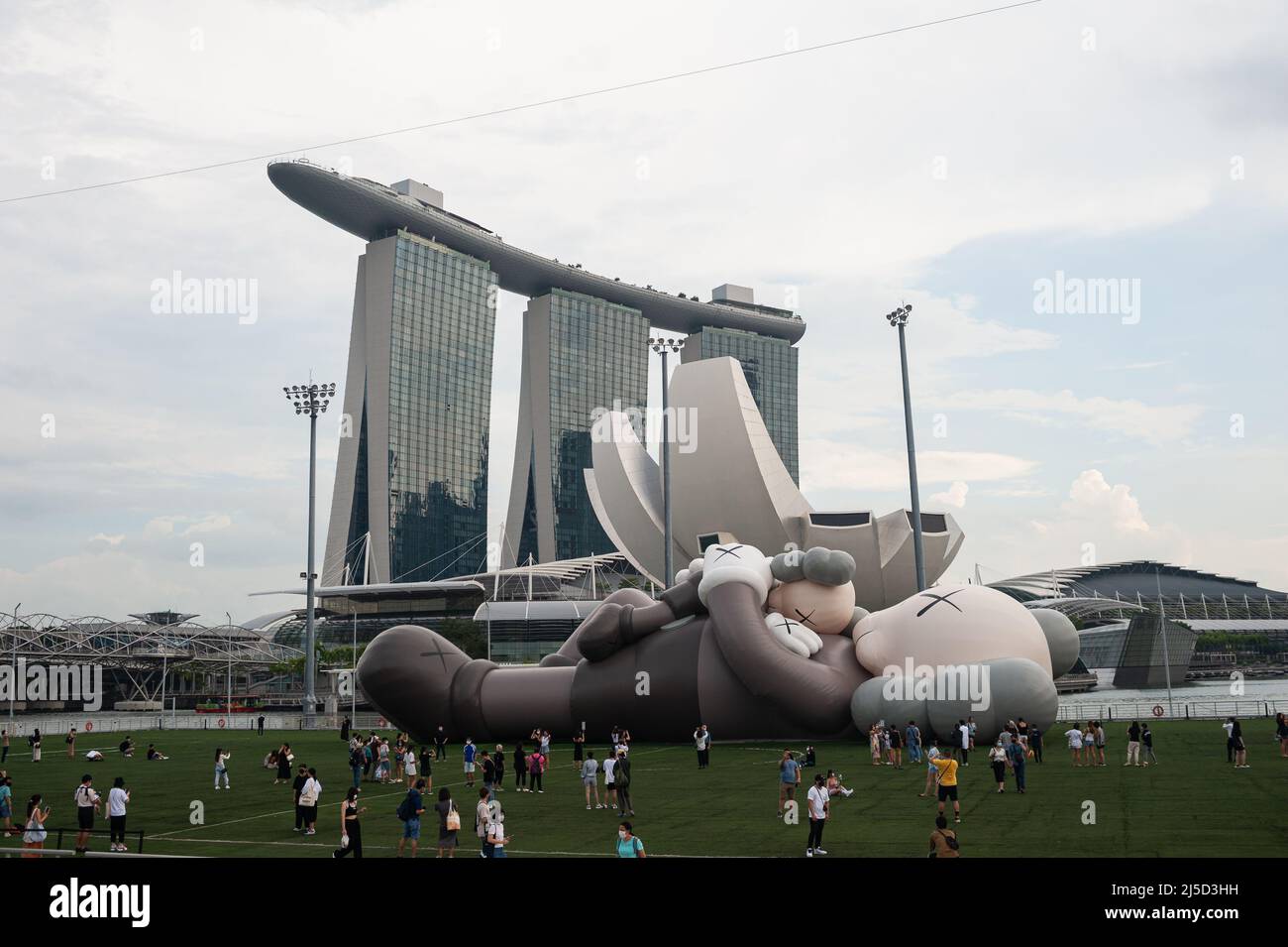 Nov. 16, 2021, Singapore, Republic of Singapore, Asia - Visitors cavort ...