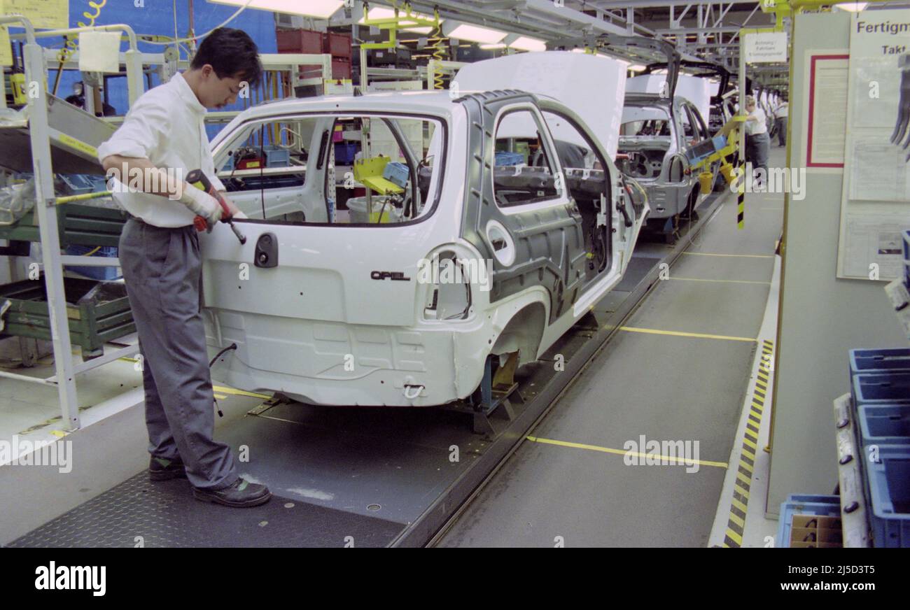 Opel car plant assembly production line hi-res stock photography and ...