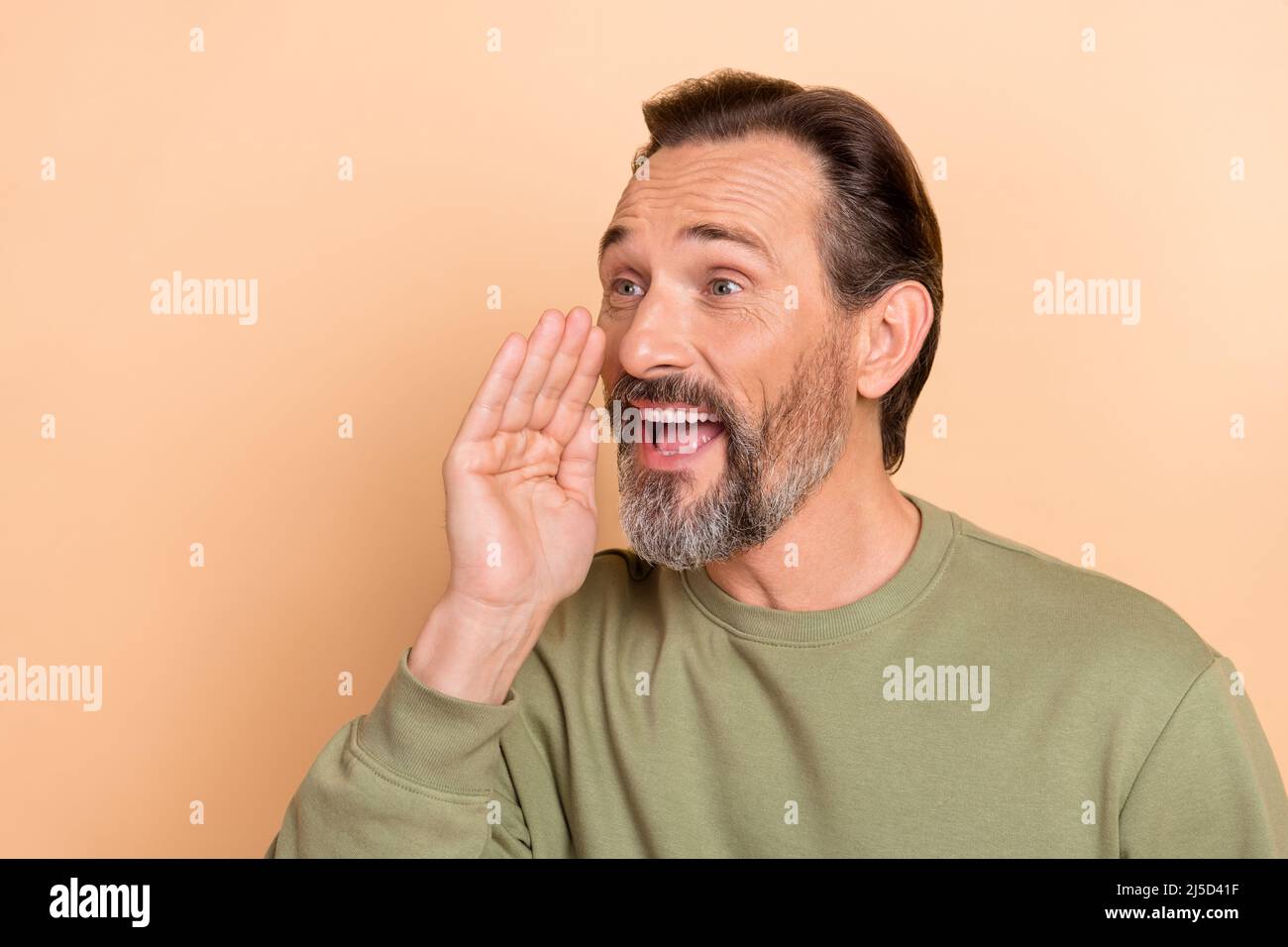 Portrait of attractive cheerful amazed man saying good news advert ad ...