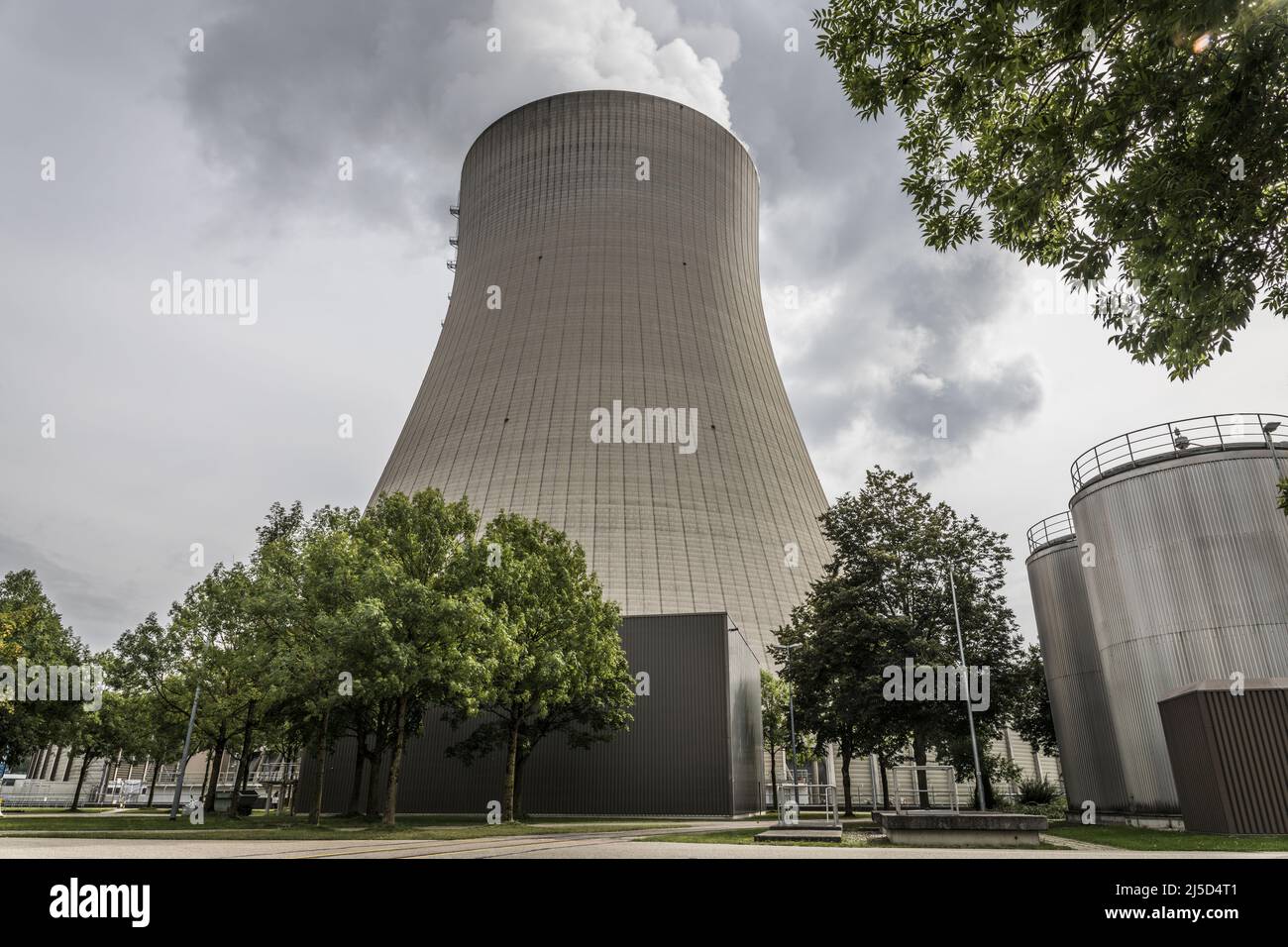 The Isar 2 nuclear power plant in Essenbach near Landshut, nuclear energy, nuclear power ...