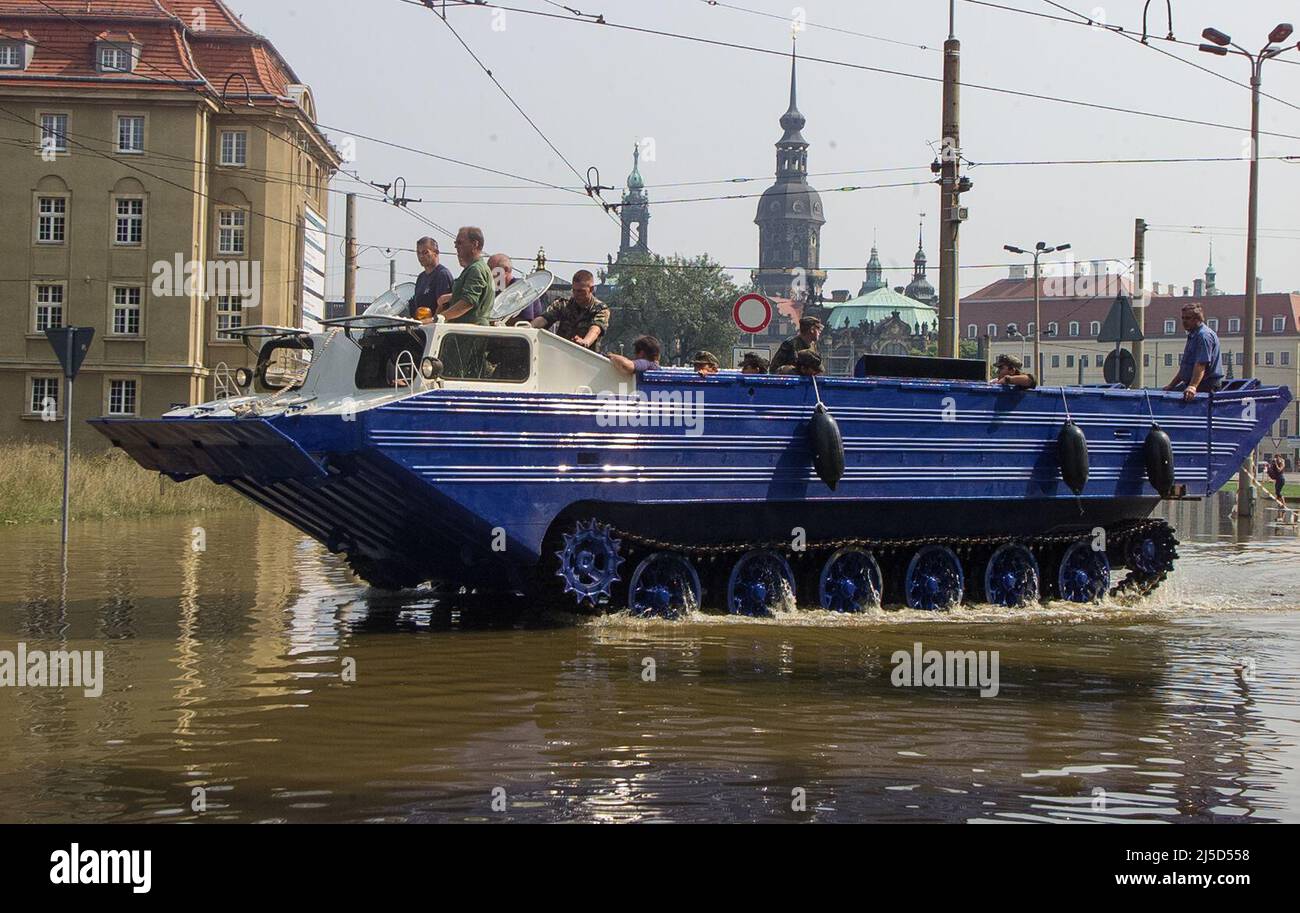 Dresden, 17.08.2002 - A floating tank in the flooded Dresden city ...