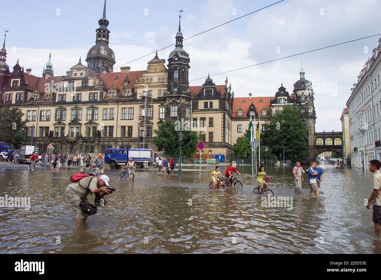 Dresden, 16.08.2002 - People walk through the flooded Dresden city ...