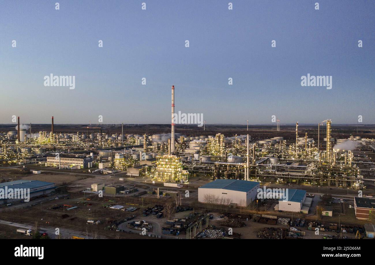 Pck oil refinery hi-res stock photography and images - Alamy