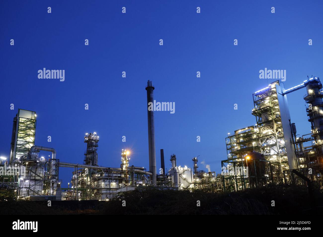 Gelsenkirchen, 10.04.2022 - bp Ruhr Oel GmbH refinery in Gelsenkirchen ...