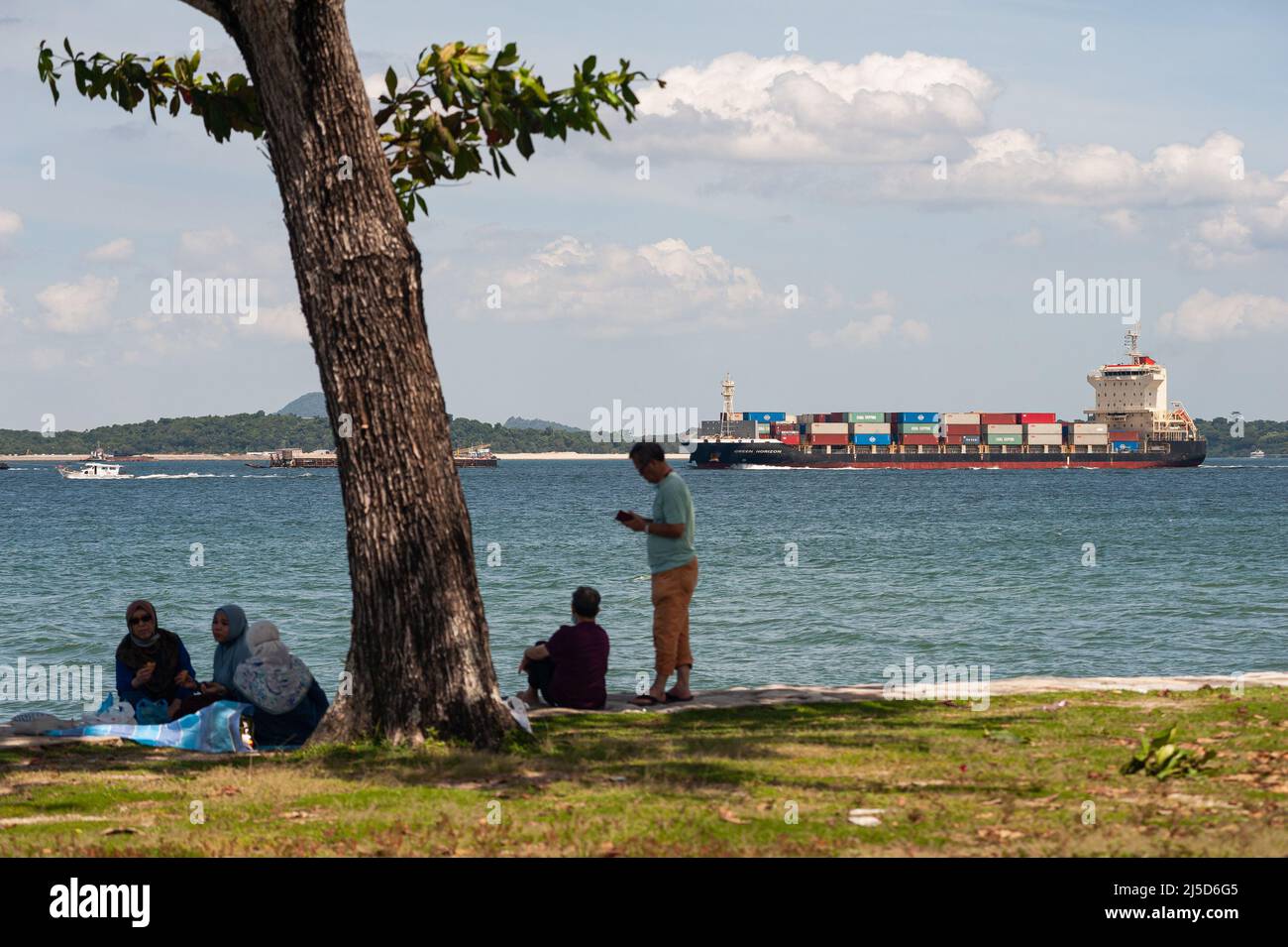 Bulk carrier ship in singapore hi-res stock photography and images - Alamy