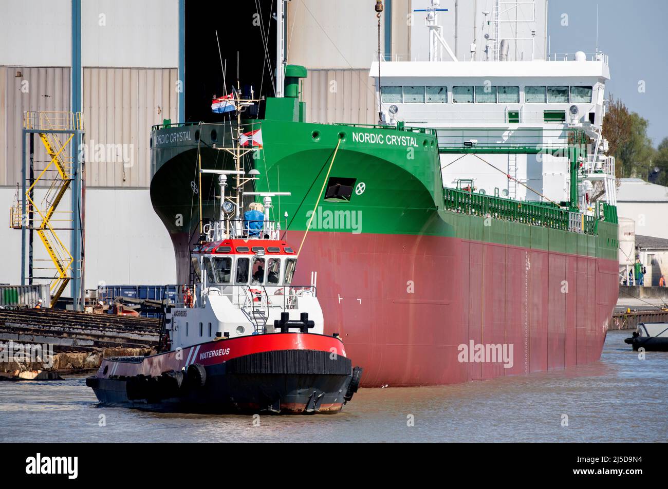 Leer, Germany. 22nd Apr, 2022. The bulk carrier "Nordic Crystal" is ...