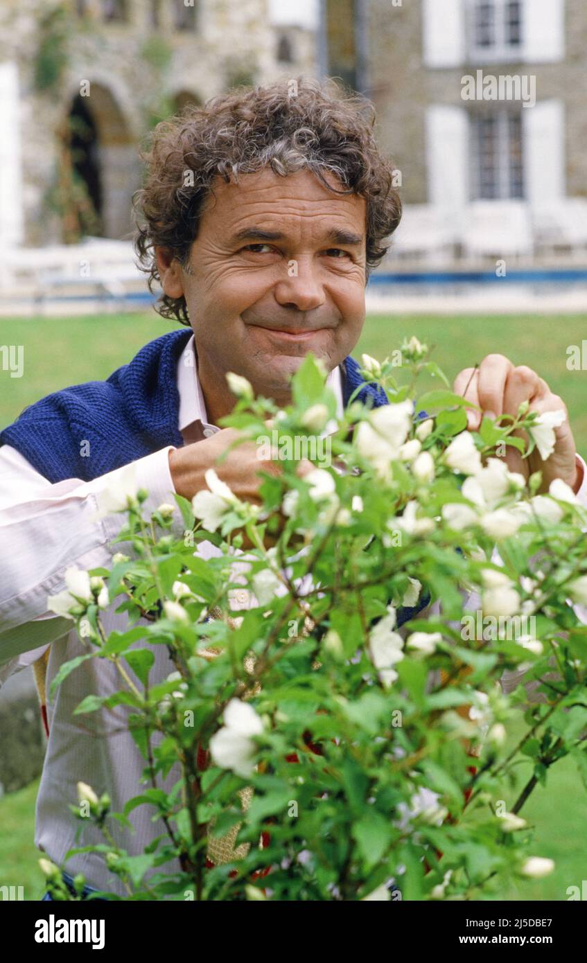 Garden singer hi-res stock photography and images - Alamy