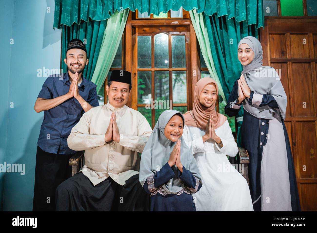 happy muslim family portrait looking at camera Stock Photo - Alamy