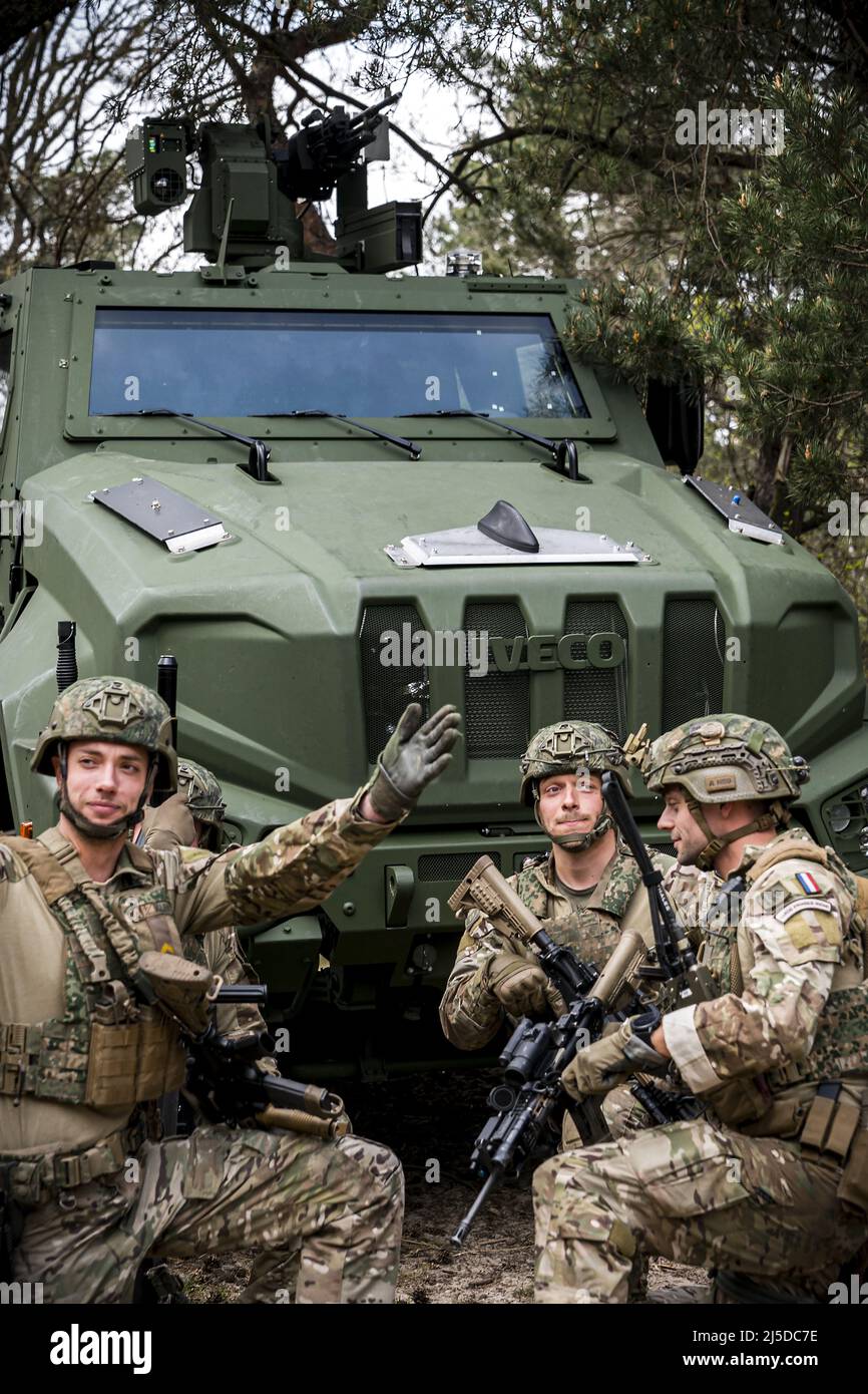 Camouflagekleding hi-res stock photography and images - Alamy