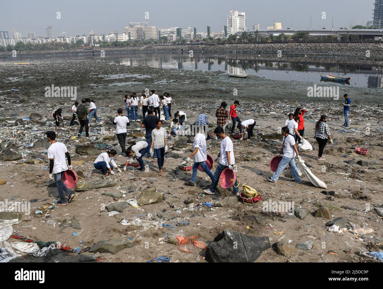 Mumbai, India. 22nd Apr, 2022. Volunteers clean garbage at Mahim creek ...