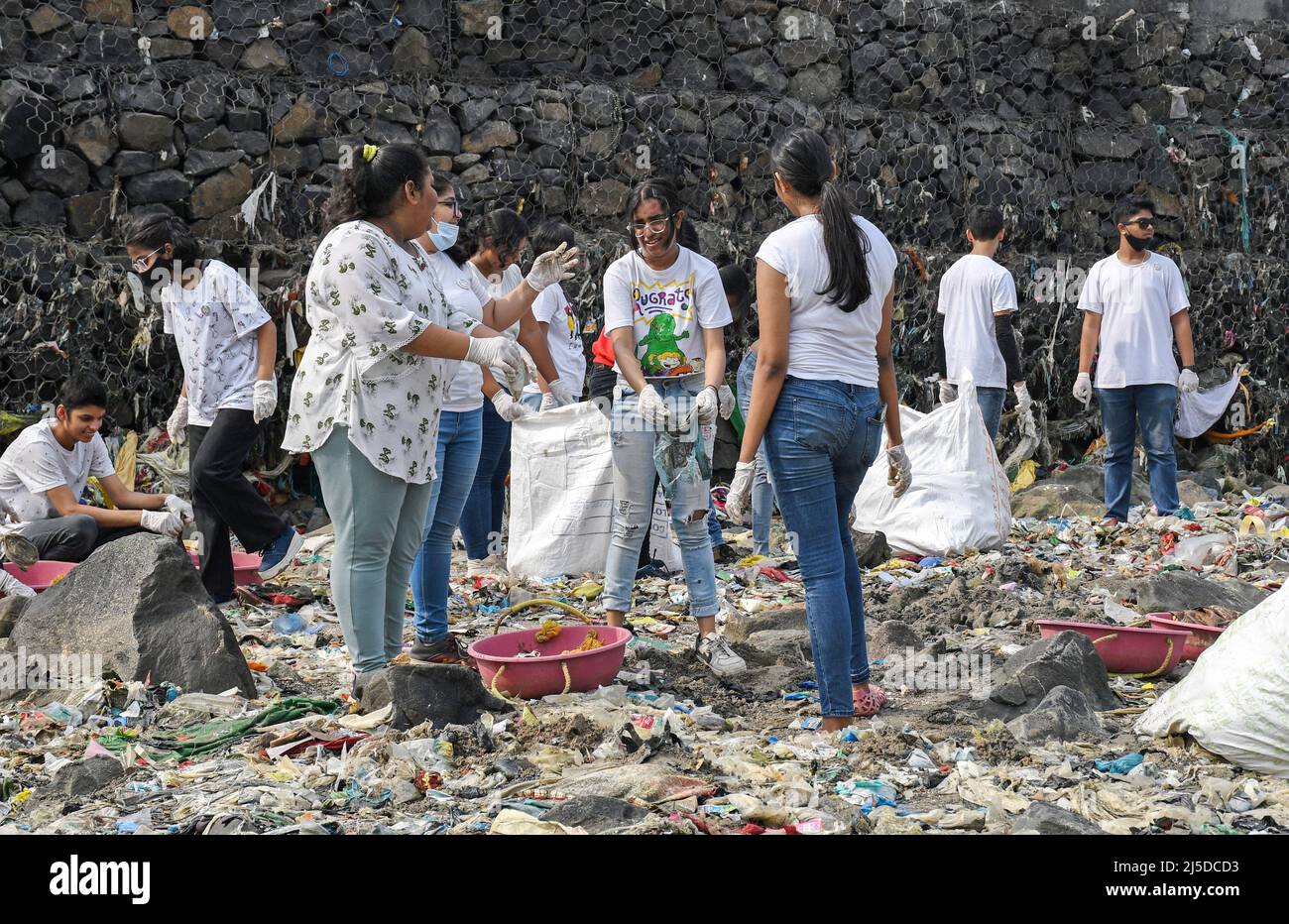 Mumbai, India. 22nd Apr, 2022. Volunteers clean garbage at Mahim creek ...