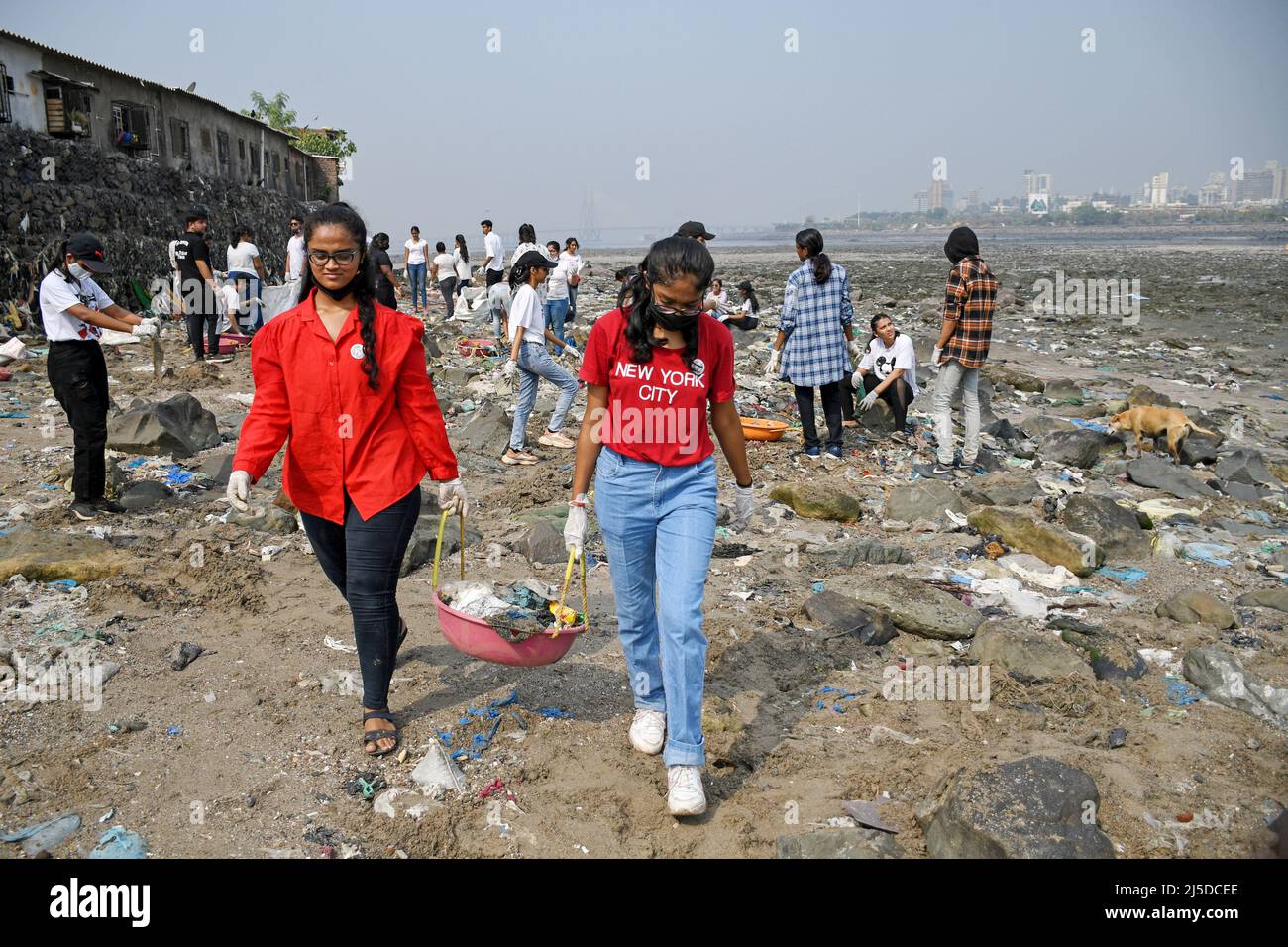 Mumbai, India. 22nd Apr, 2022. Volunteers clean garbage at Mahim creek ...
