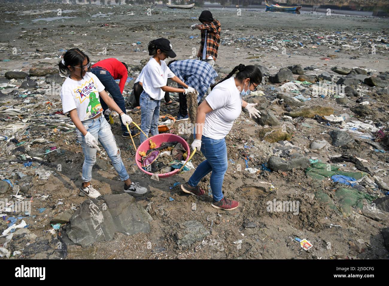 Mumbai, India. 22nd Apr, 2022. Volunteers clean garbage at Mahim creek ...