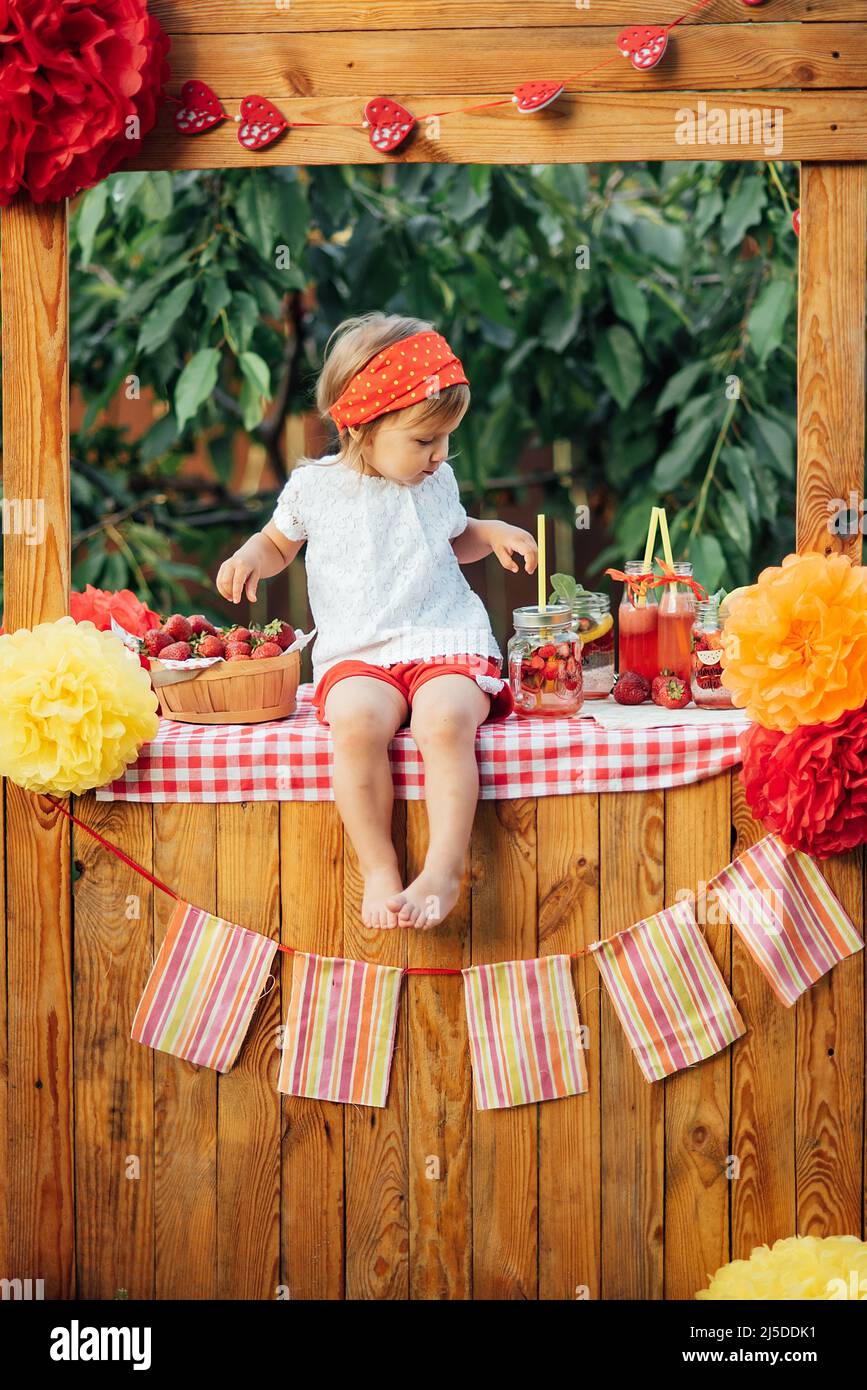 Lemonade Stand. Adorable little girl trying to sell lemonade ...