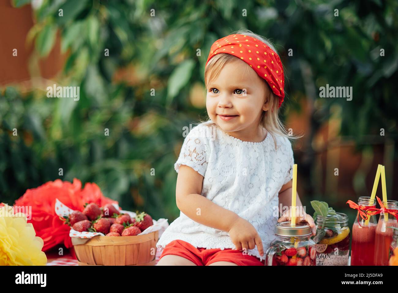 Lemonade Stand. Adorable little girl trying to sell lemonade ...