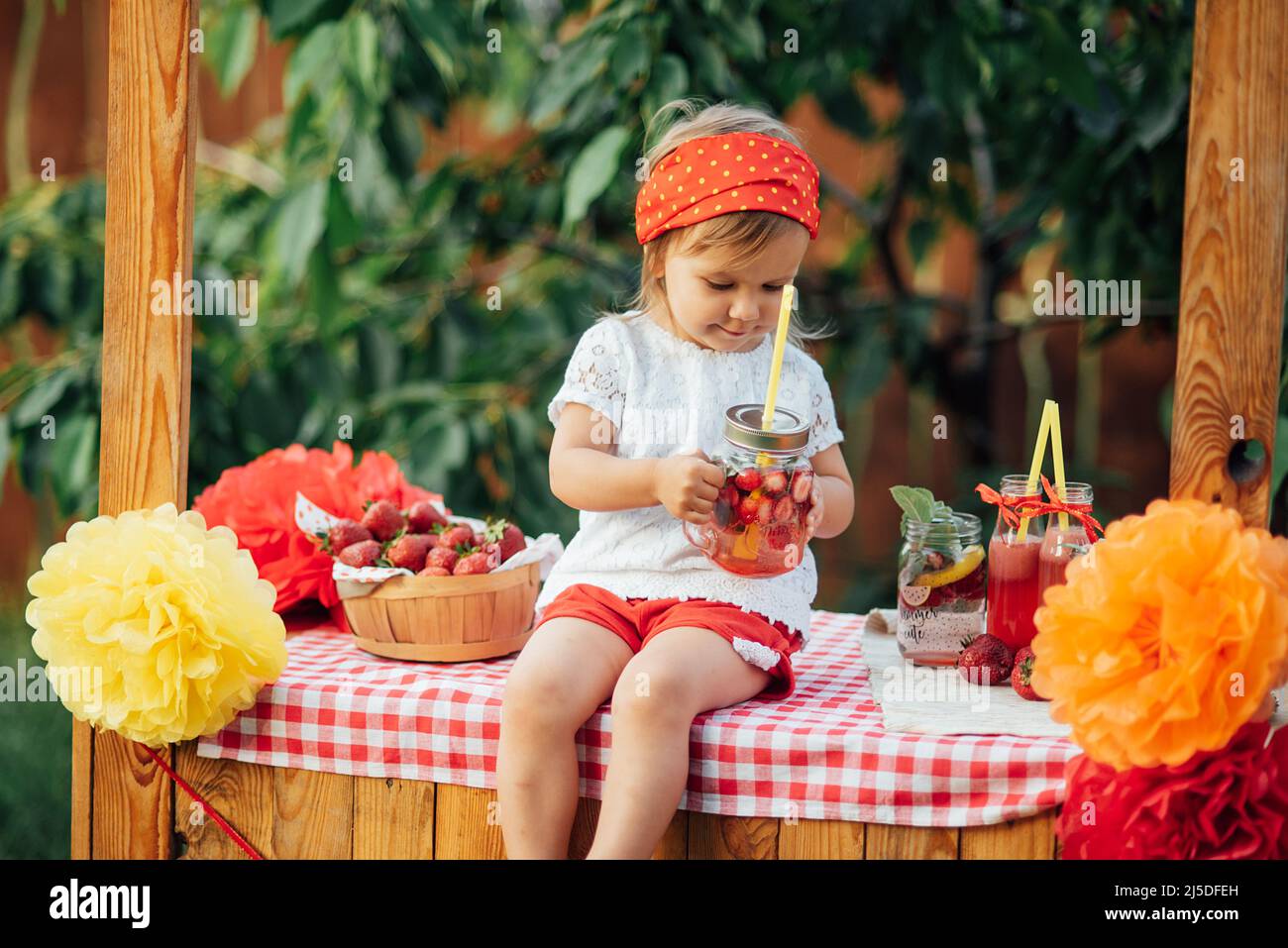 Lemonade Stand. Adorable little girl trying to sell lemonade ...