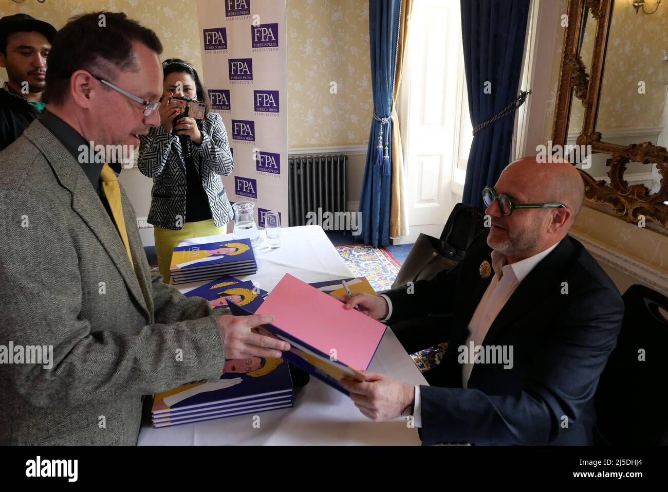 New fine art harback book by Canadian artist pays tribute to the Queen ...