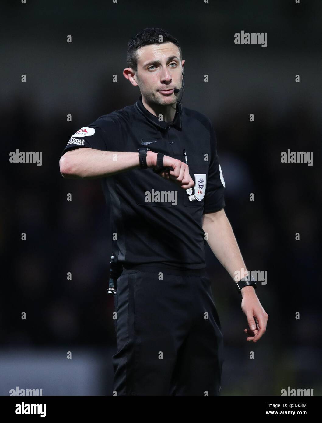 Referee Tom Reeves during the Sky Bet League One match at the Pirelli ...