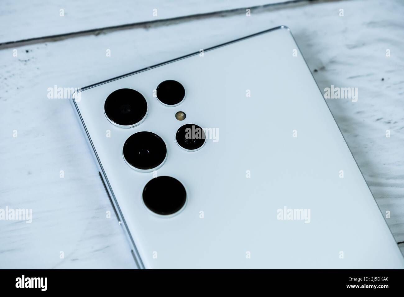 Samsung Galaxy S22 Ultra in phantom white Stock Photo - Alamy