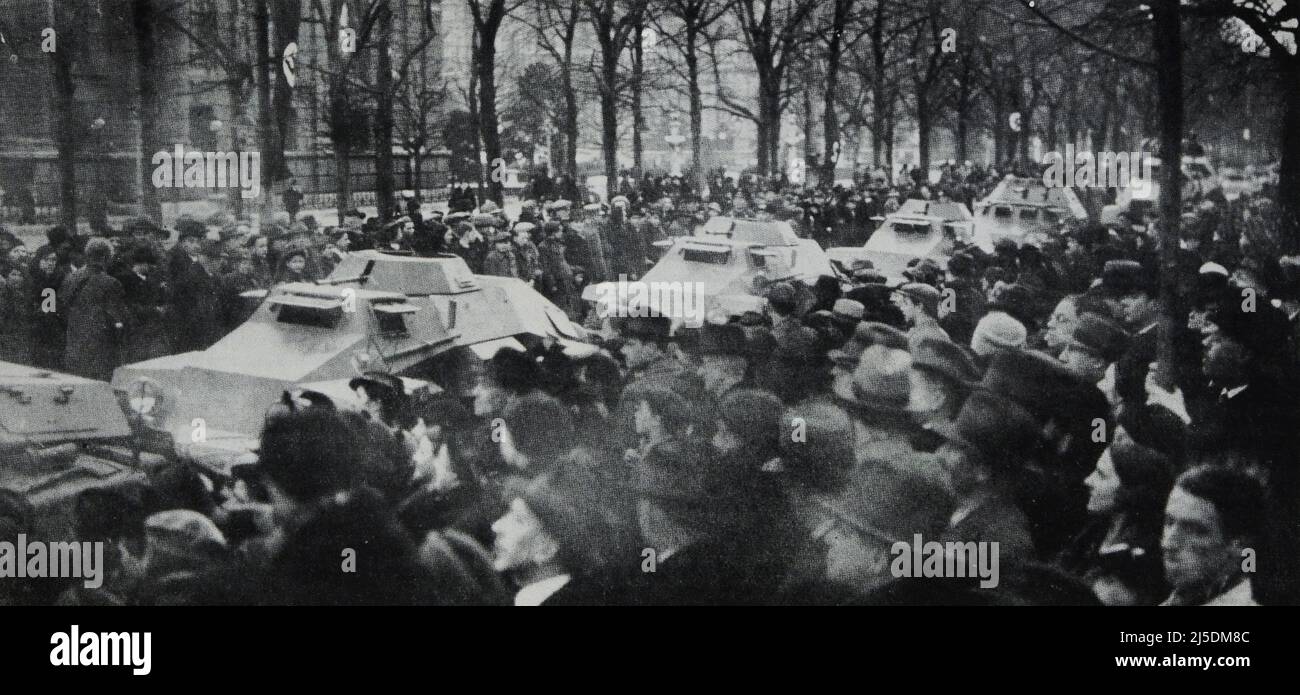 Eng translation : " Armored cars circulate on the Ring, in Vienna, on ...