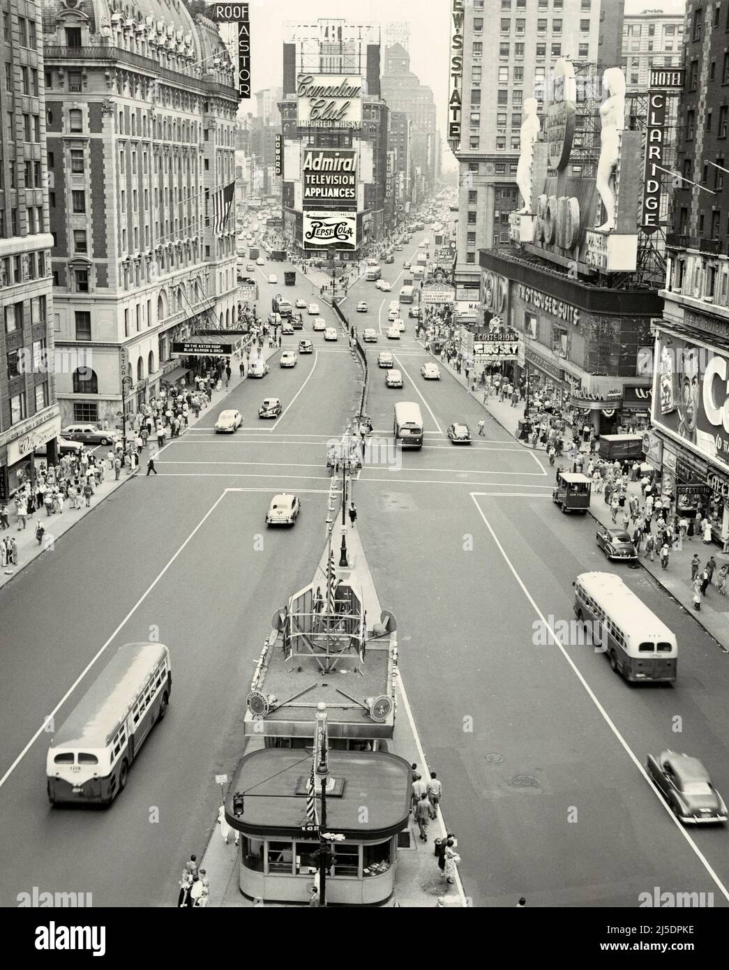 New york city street 1950s hi-res stock photography and images - Alamy