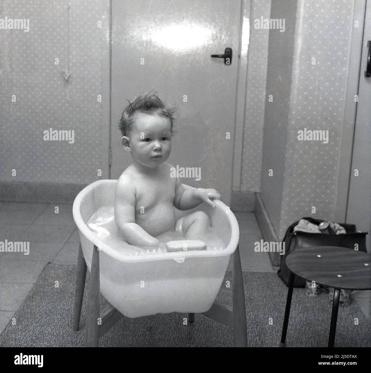 Bathtime 1960s hi-res stock photography and images - Alamy