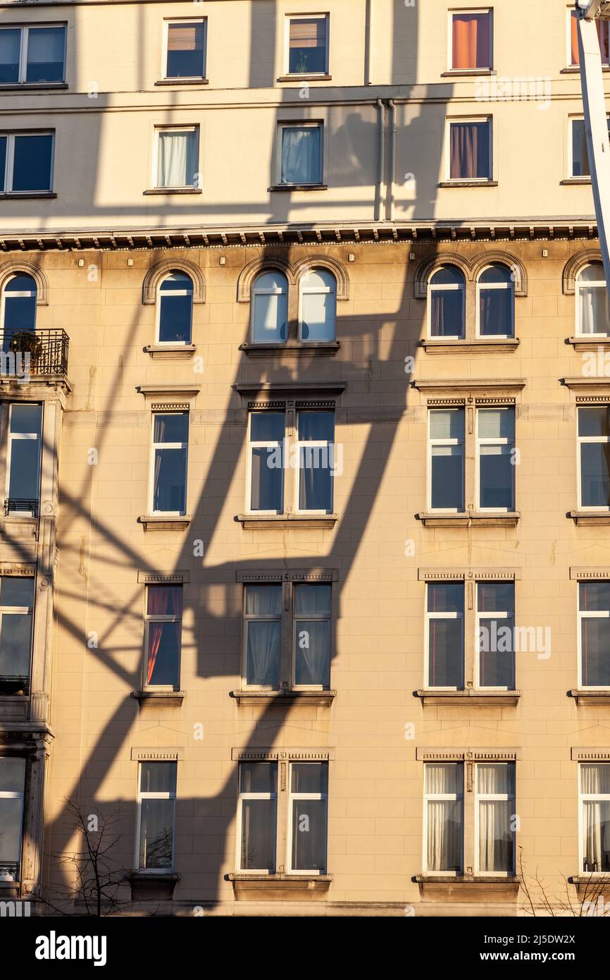 Light and shadow buildings hi-res stock photography and images - Alamy