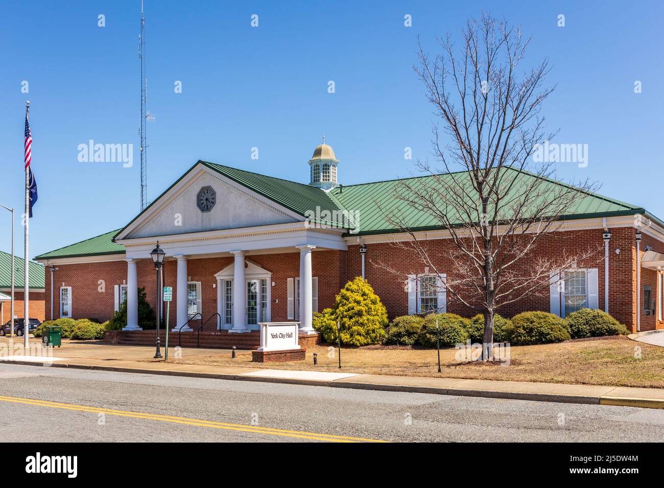 YORK,SC, USA-10 APRIL 2022: York City Hall building and monument sign ...