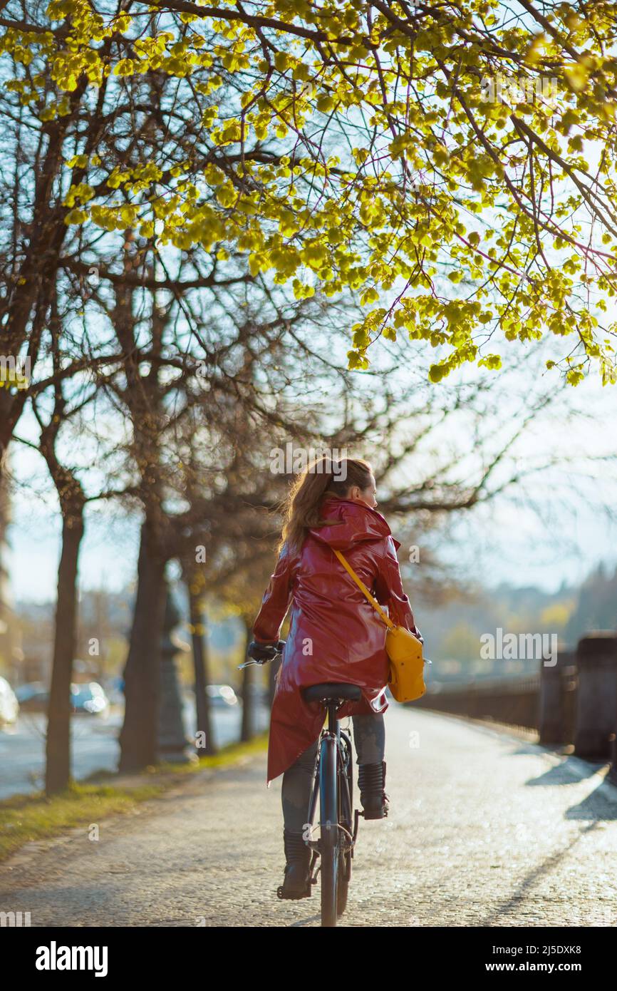 Person red bicycle from behind hi-res stock photography and images - Alamy